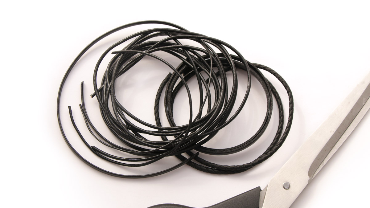 Bracciale a più file con lacci e cordoncini in pelle