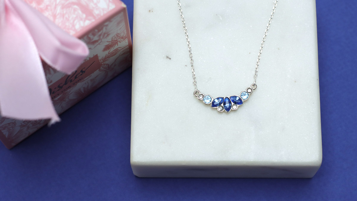 Collana d'argento con cristalli blu